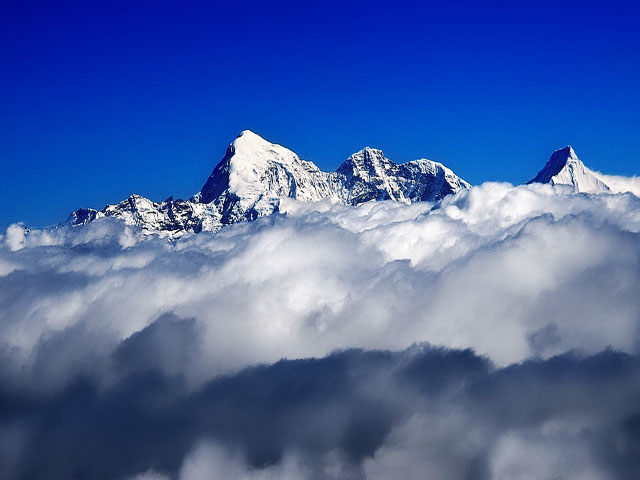 Mt. Jomolhari 7,326m straddles the border between Tibet and Bhutan ...